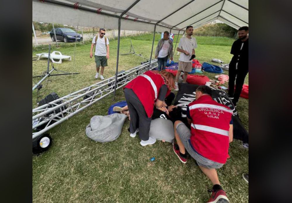 Pësoi lëndim nga shtylla metalike gjatë një festivali në Gjilan, dyshon ...