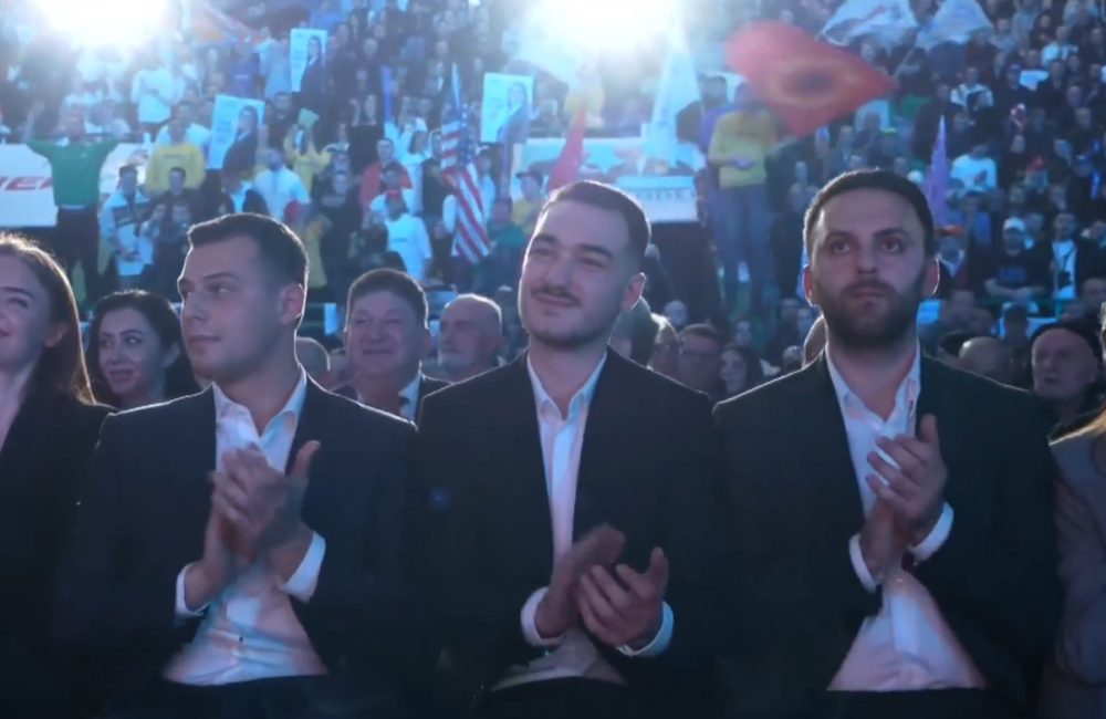 Djali i Thaçit, Veselit dhe Krasniqit krah për krah në tubimin e PDK-së ...