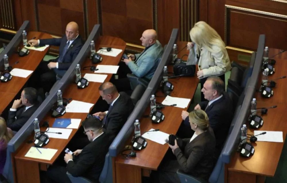 AAK përjashton Hoxhiqin nga Grupi Parlamentar pasi votoi i rreshtuar me ...