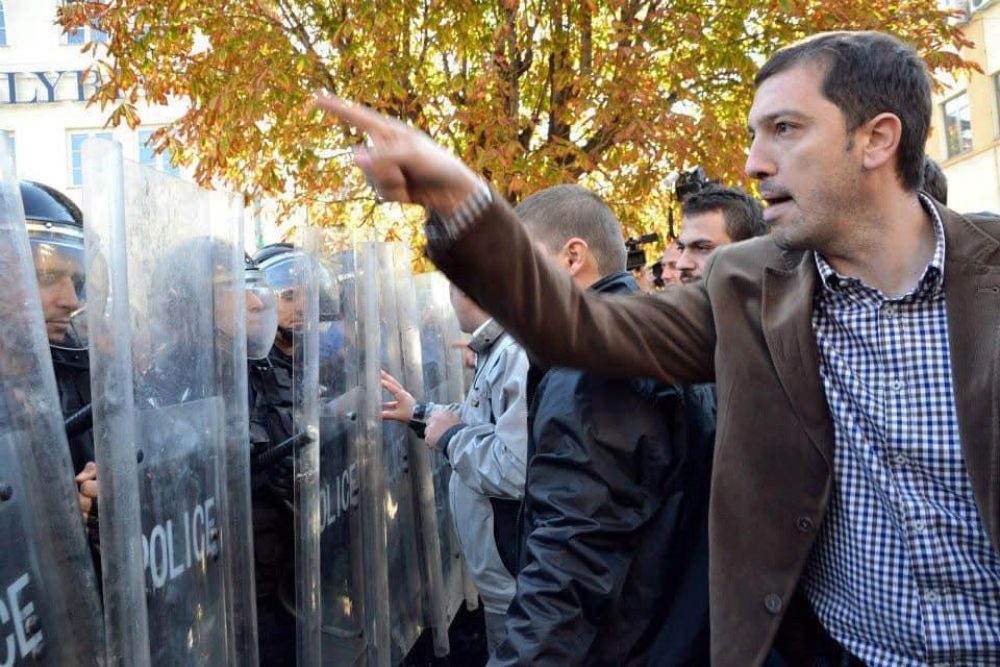 Ish-deputeti i VV-së ia rikujton Kurtit protestën kundër privatizimit ...