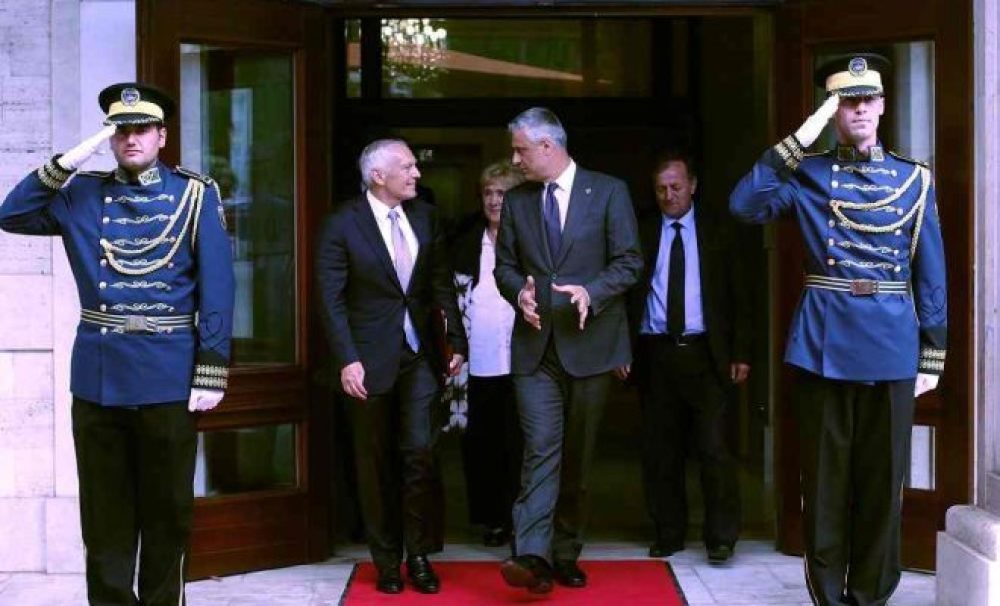 Gjenerali Wesley Clark rikthehet për UÇK-në: Dëshmon sot pro Thaçit në ...