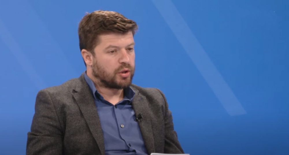 Ironizon Hyseni i PSD-së: Kurti nuk ka lëshu pe, Bislimi e ka bo ...