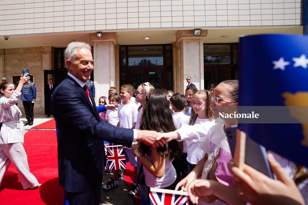 Tony Blair në Kosovë: Hero i lirisë, demokracisë dhe paqes - NACIONALE