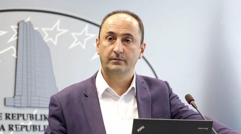 Një biografi e paautorizuar për Liburnin: “Partia, si Saturni, i ha ...